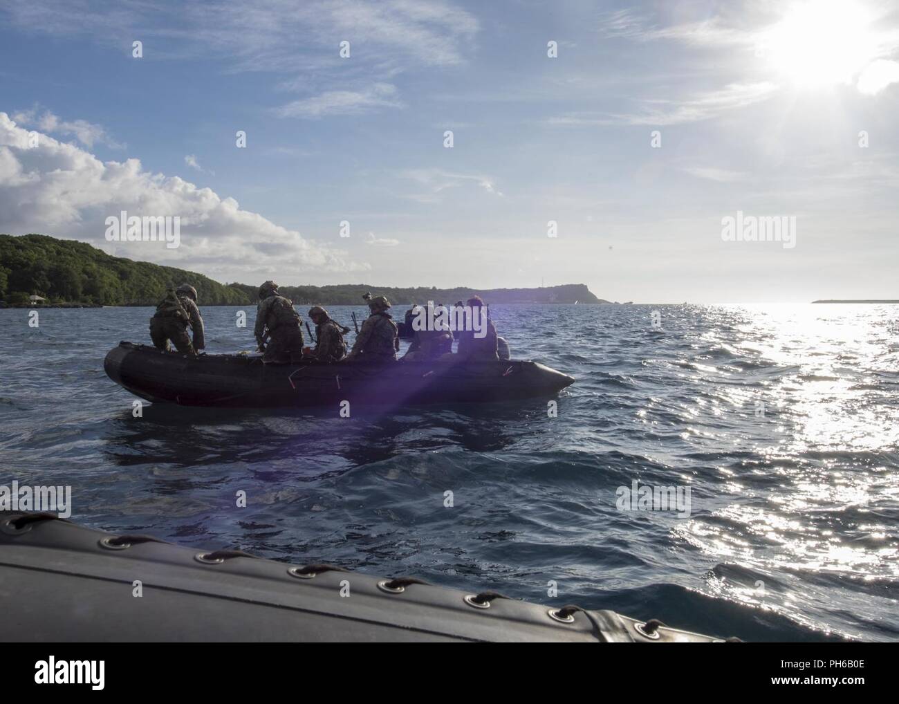 Marines assigned to Force Reconnaissance Company (FORECON), III Marine ...