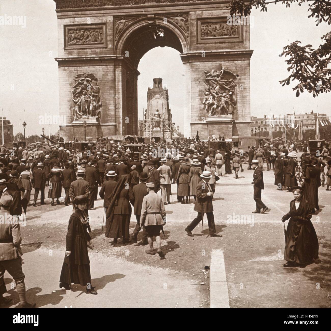 Victory celebration, civilians at the Arc de Triomphe, Paris, France ...