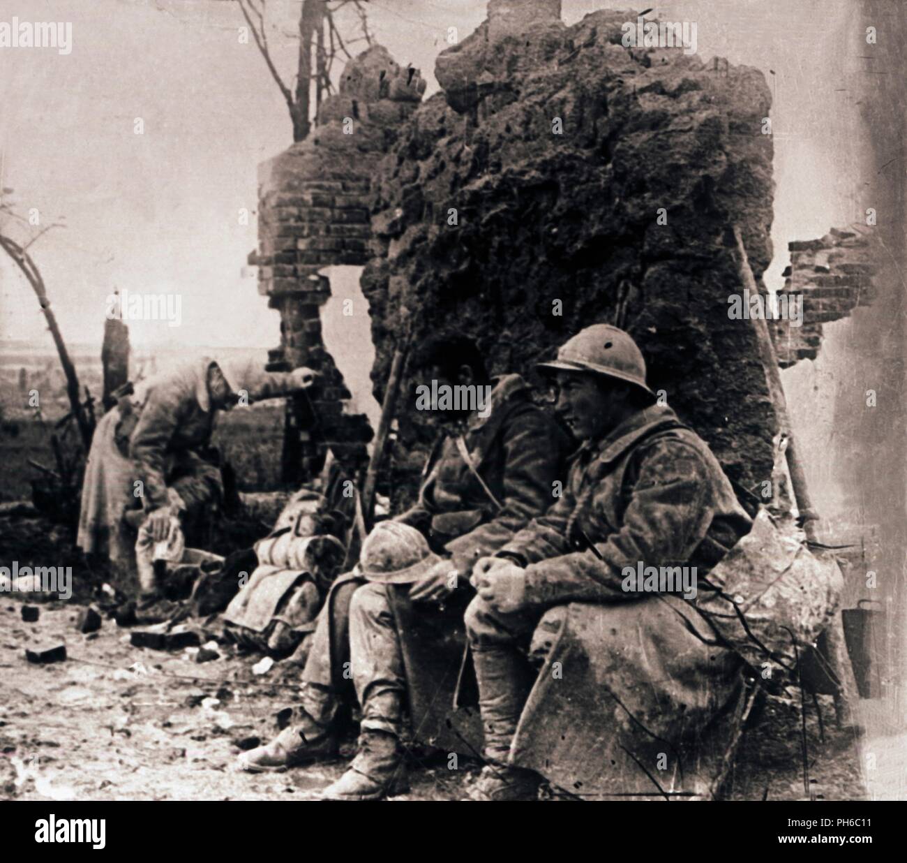 Soldier Wwi Ruins Stock Photos & Soldier Wwi Ruins Stock Images - Alamy