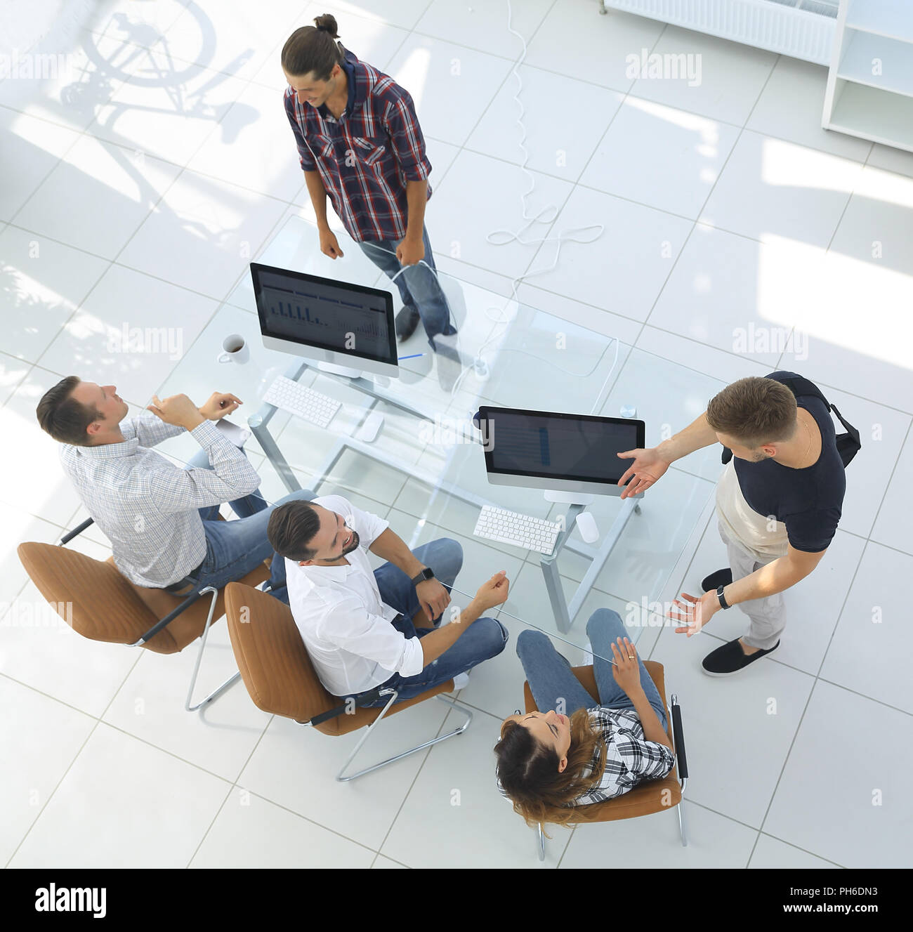 .employees discuss ideas at your Desk Stock Photo - Alamy