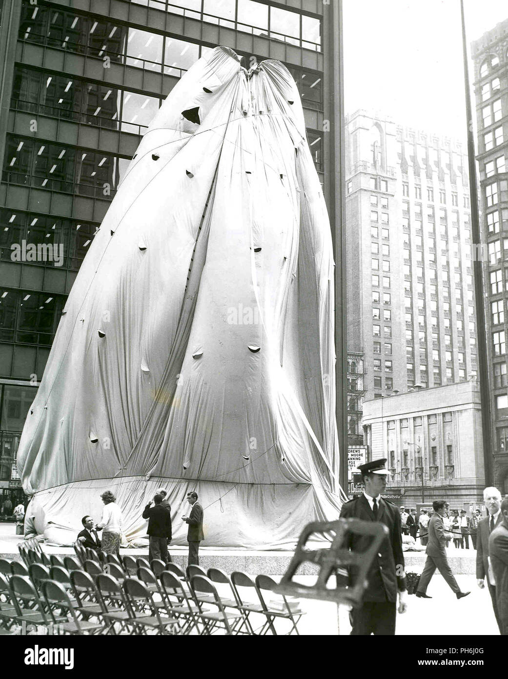 Statue dedication ceremony hi-res stock photography and images - Alamy