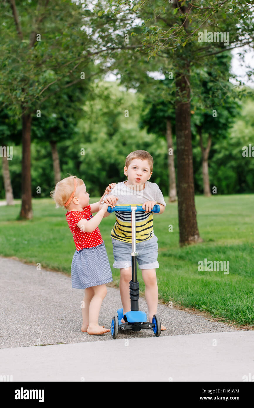 Brother and sister fighting hi-res stock photography and images - Alamy