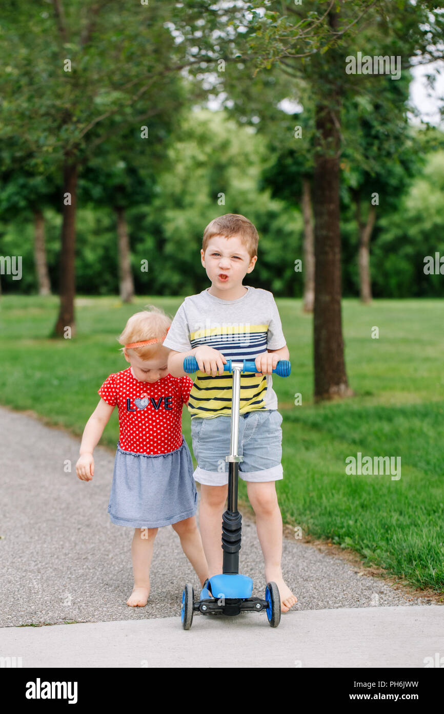 Brother and sister fighting hi-res stock photography and images - Alamy