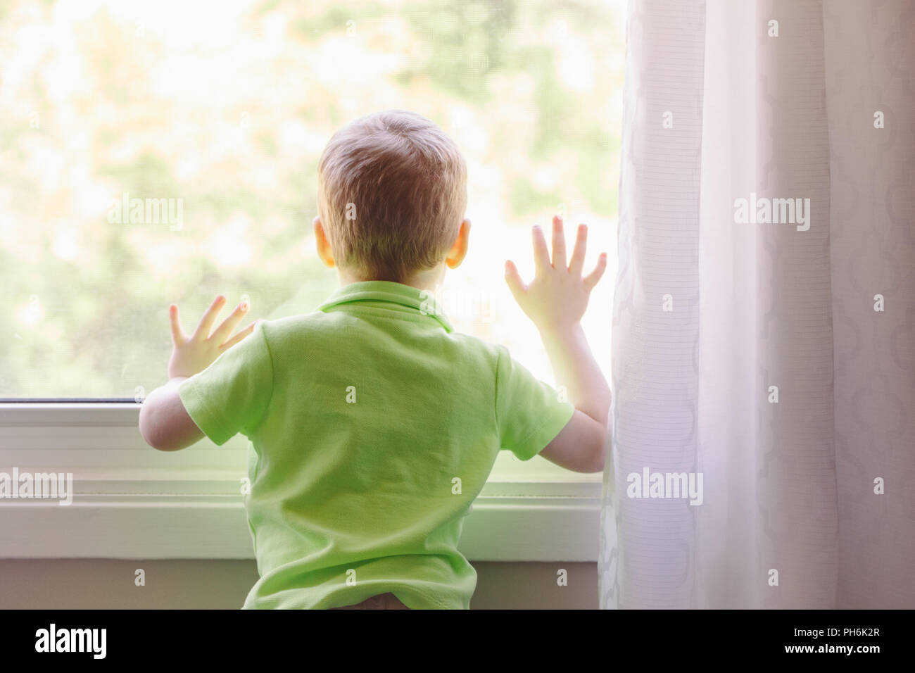 Lonely child waiting someone hi-res stock photography and images - Alamy
