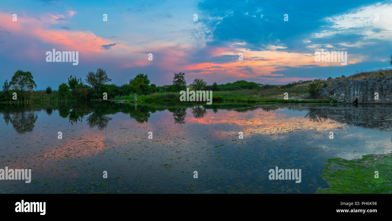 Sunset over the Chirpan Bunar River. Прекрасен залез над река Чирпан ...