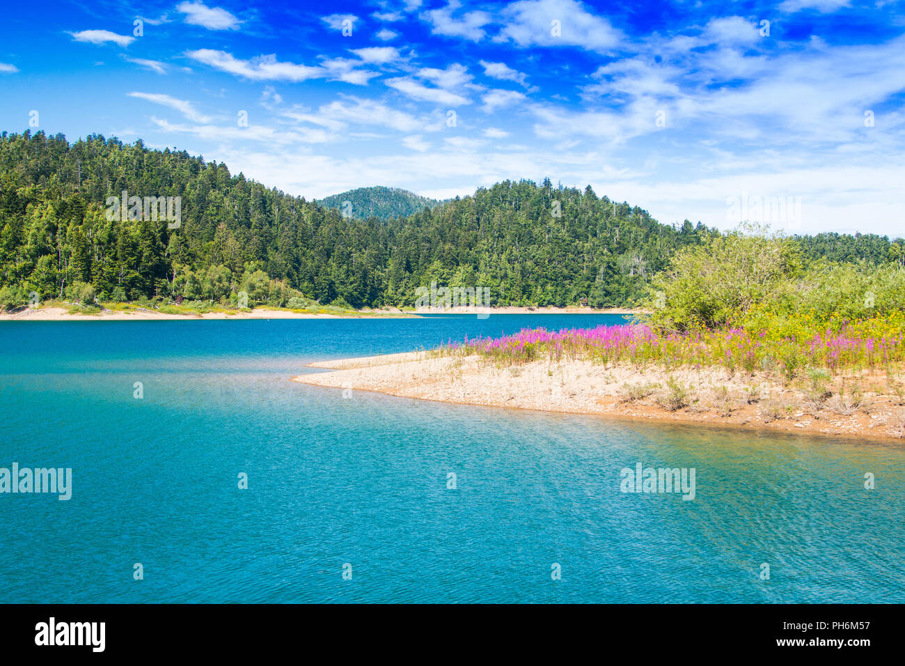 Croatian mountains and lakes landscape - beautiful shore lagoon and ...
