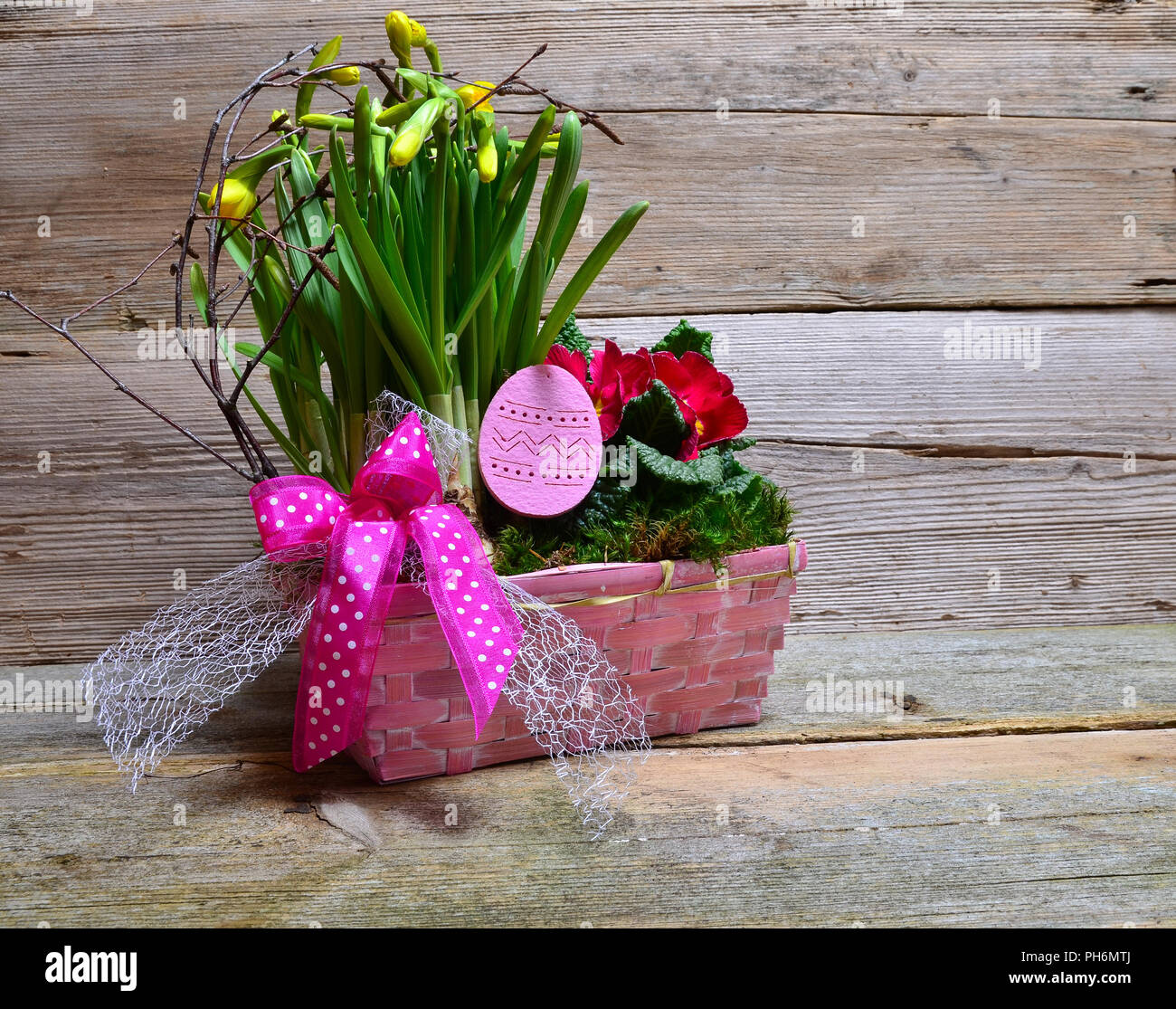 Spring flowers wood background Stock Photo - Alamy