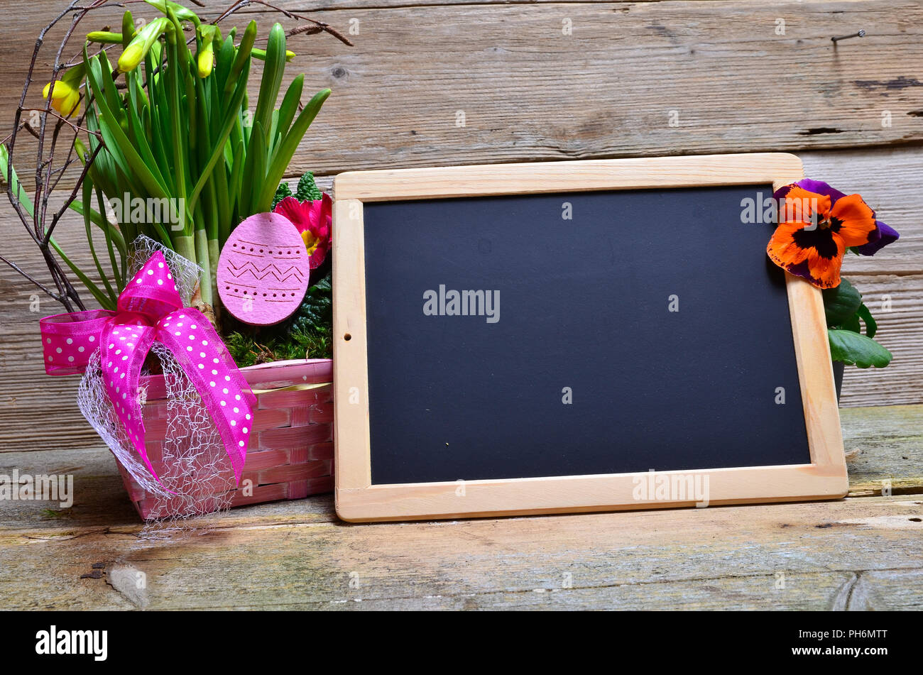 Spring flowers wood background Stock Photo - Alamy