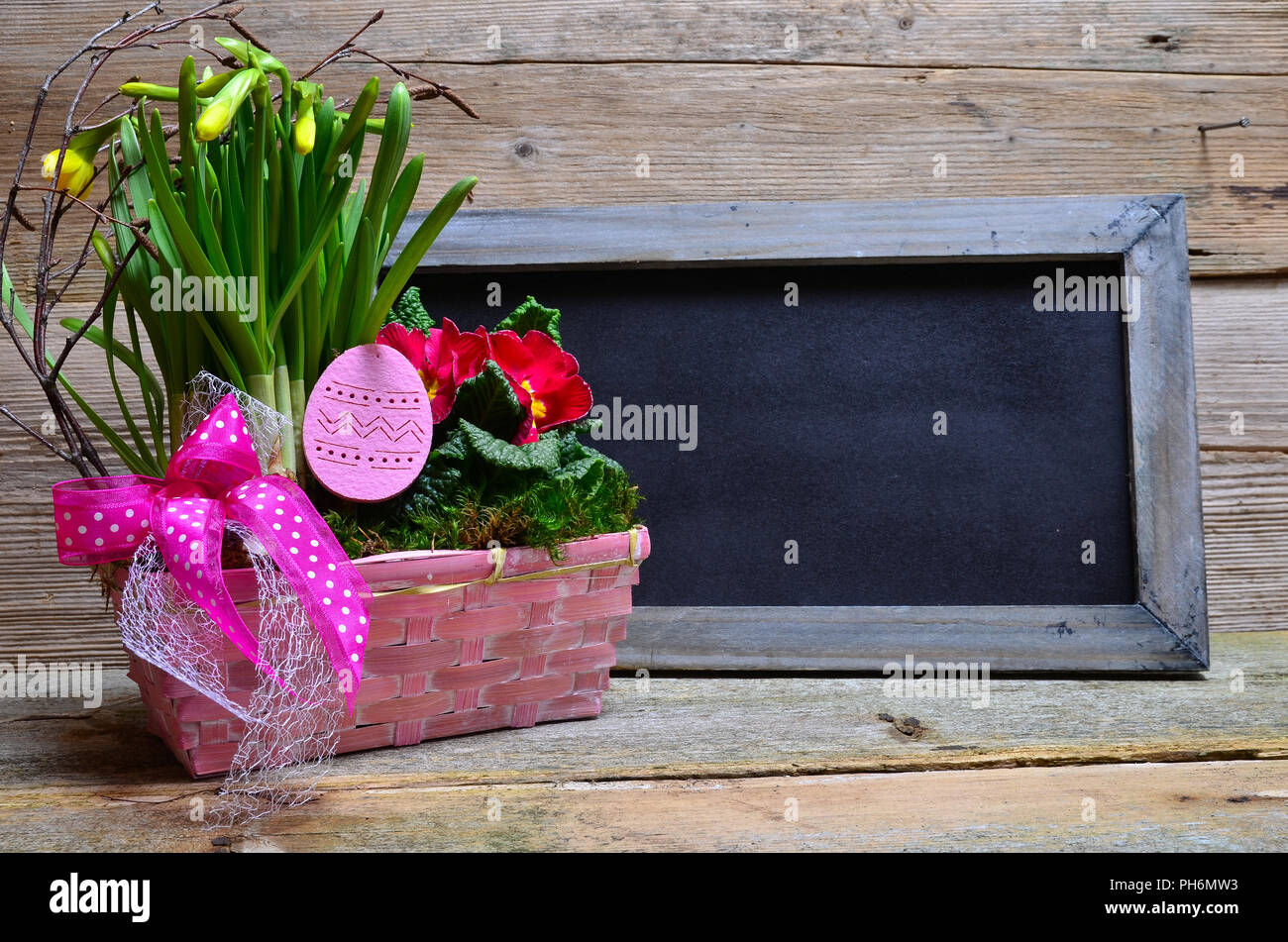 Spring flowers wood background Board Stock Photo - Alamy
