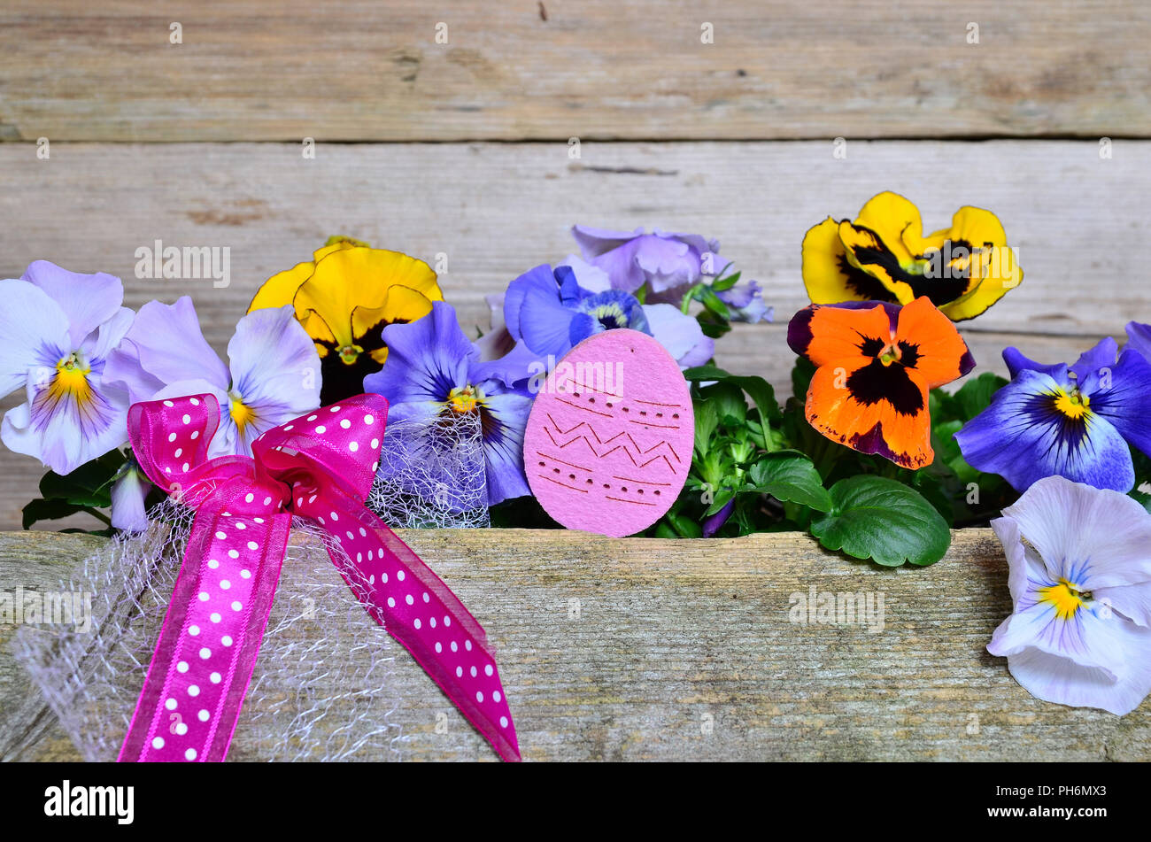 Spring flowers wood background Stock Photo - Alamy