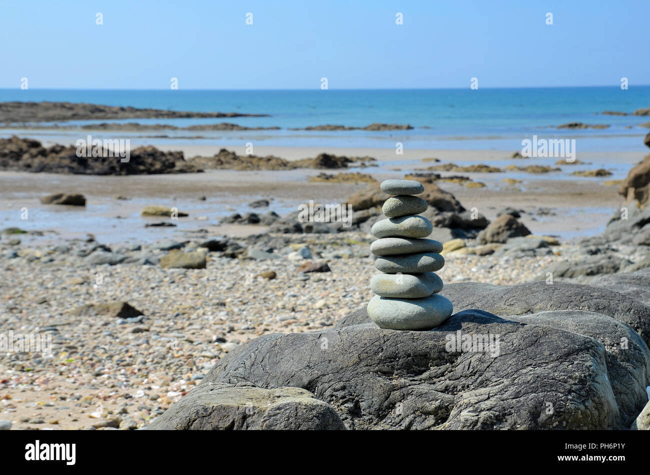 Stone stack beach hi-res stock photography and images - Alamy