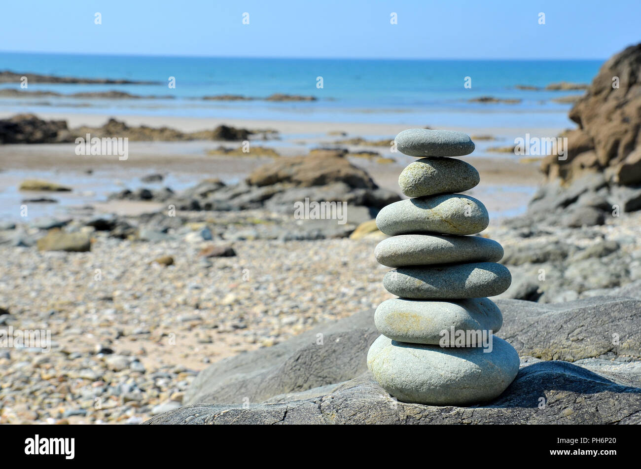 Stone stack beach hi-res stock photography and images - Alamy