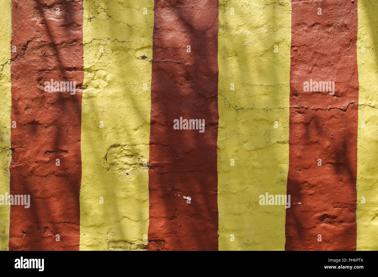 Yellow horizontal stripes hi-res stock photography and images - Alamy