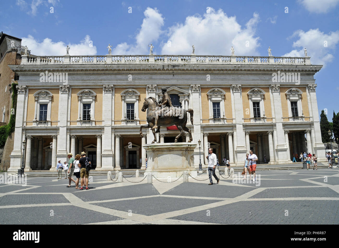 Capitol square hi-res stock photography and images - Alamy