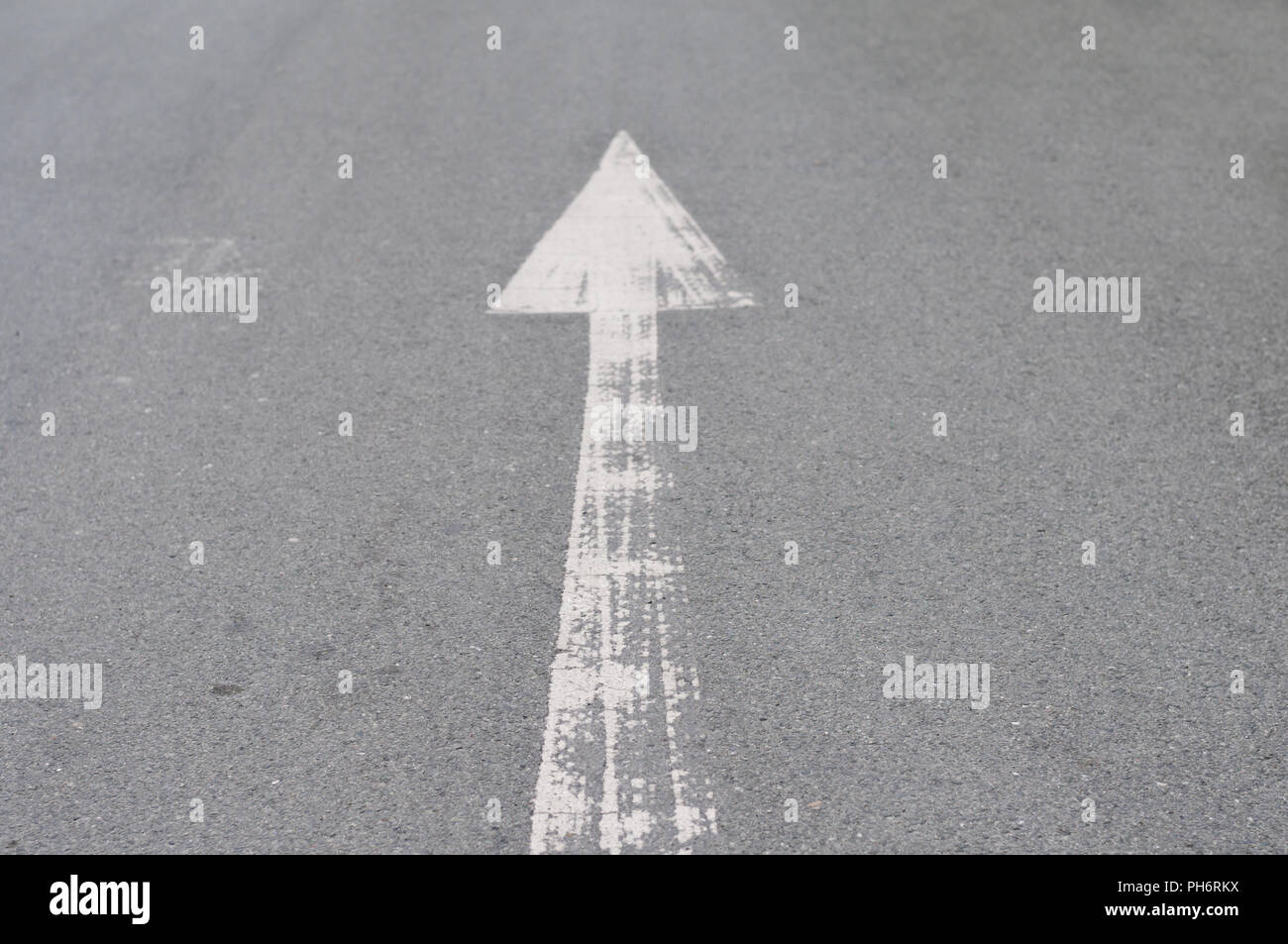 Road marking arrow hi-res stock photography and images - Alamy