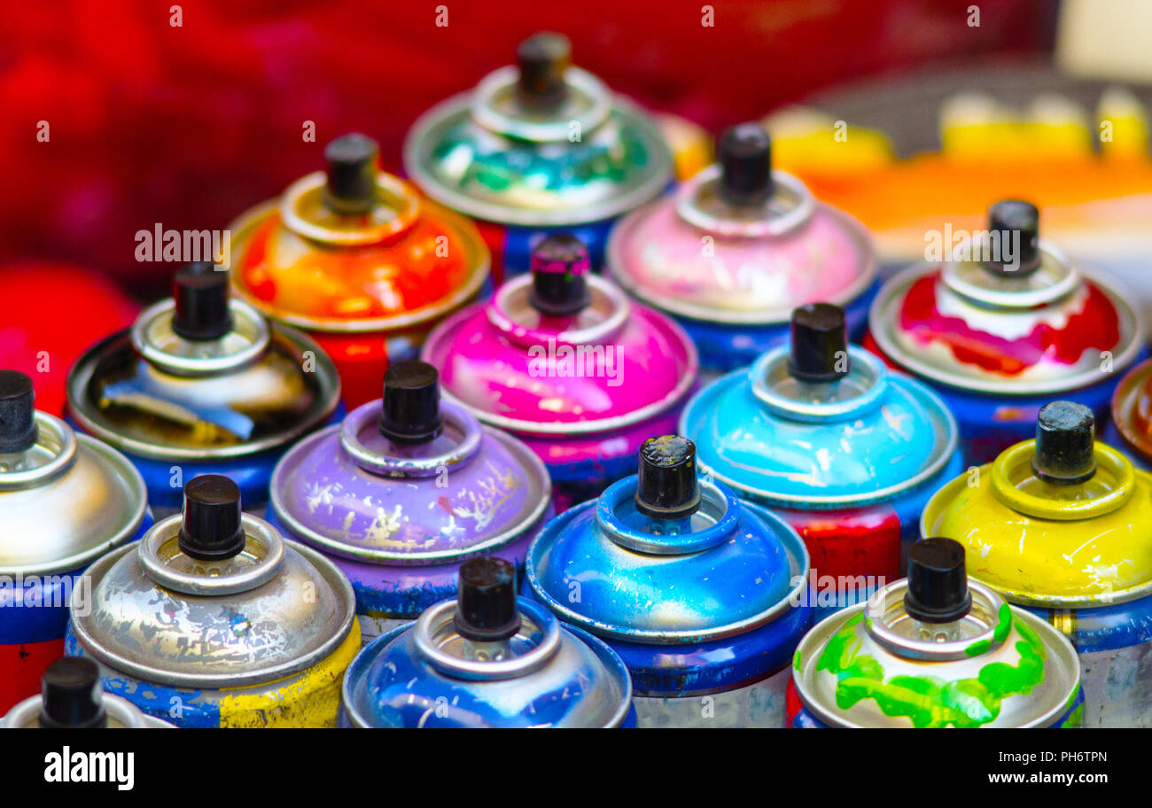 Modern spray paint hi-res stock photography and images - Alamy