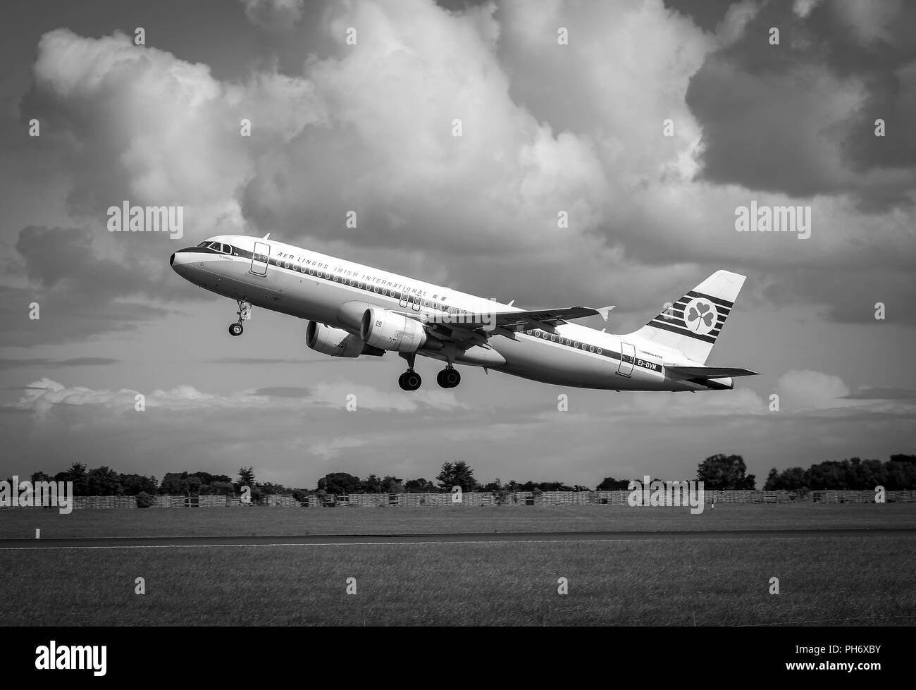 British airways airbus a330 Black and White Stock Photos & Images - Alamy