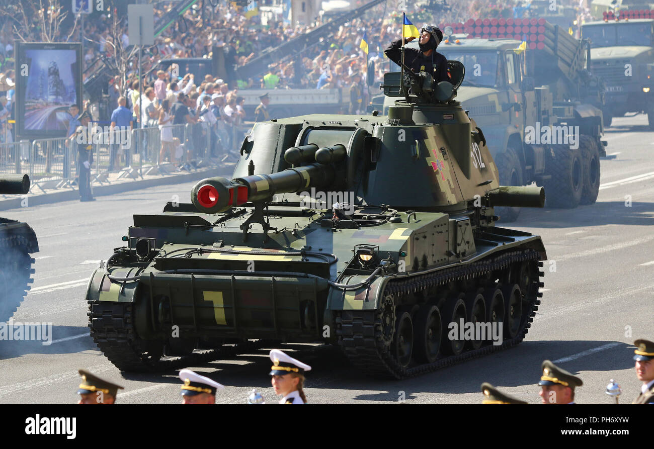 Self propelled howitzers drive hi-res stock photography and images - Alamy