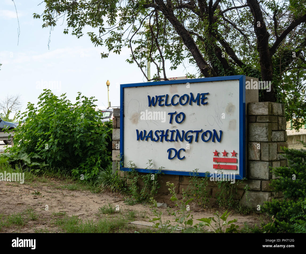 Welcome to Washington DC sign leading to Key Bridge on the way to ...