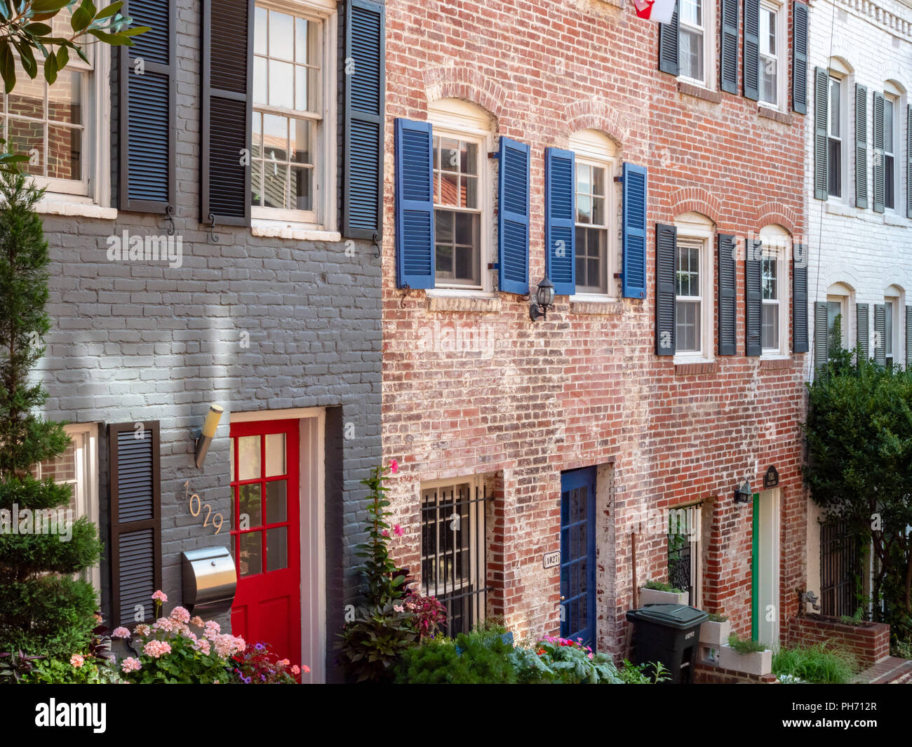 Brick row houses hi-res stock photography and images - Alamy