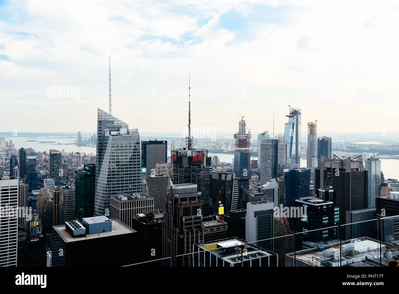 Rockefeller rooftop sightseeing hi-res stock photography and images - Alamy