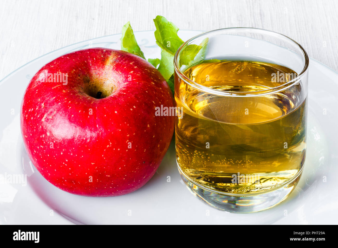 Red apple and juice Stock Photo - Alamy