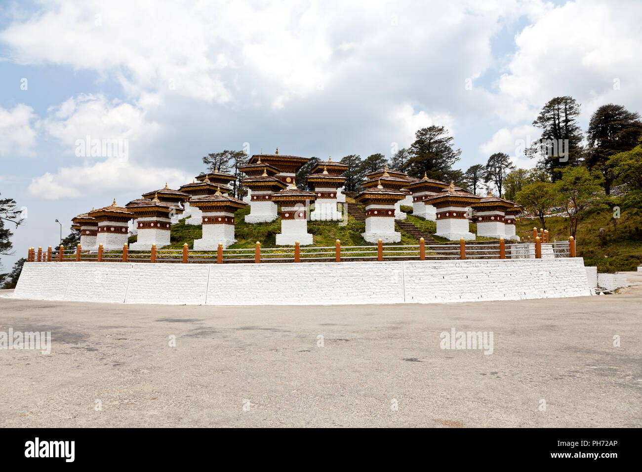 Stupas hi-res stock photography and images - Alamy