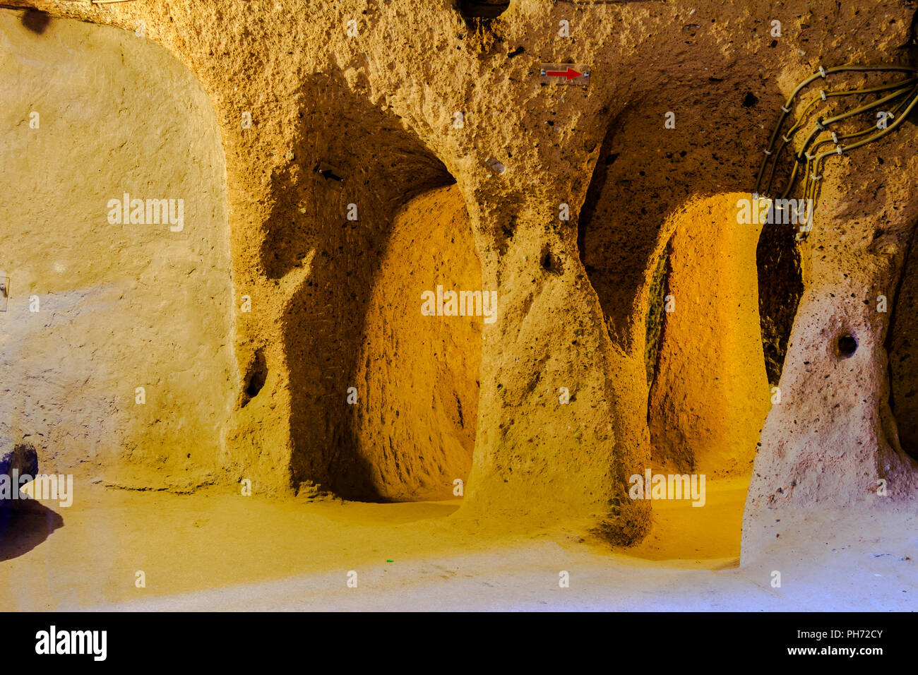 Kaymakli underground city village Stock Photo - Alamy