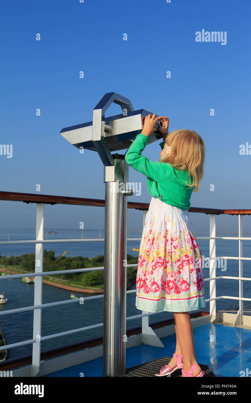 Girl looking through telescope hi-res stock photography and images - Alamy