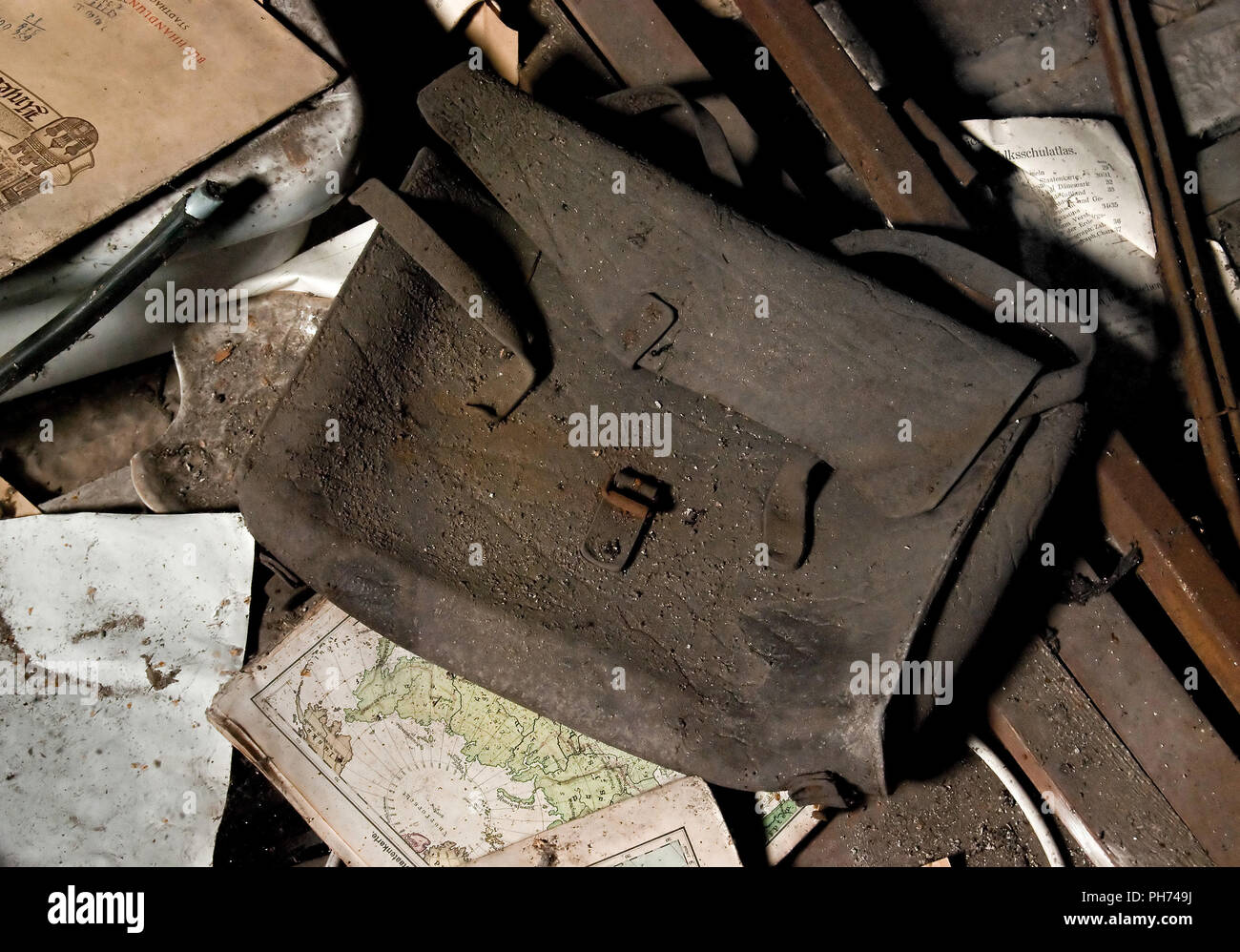 School bag hi-res stock photography and images - Alamy