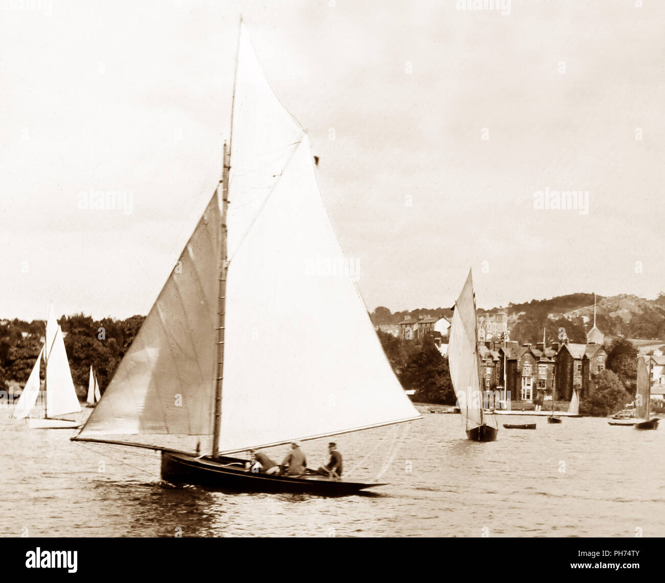Boats sailing on lake windermere hi-res stock photography and images ...