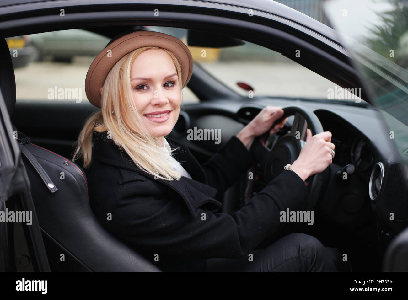 Woman car driver hi-res stock photography and images - Alamy