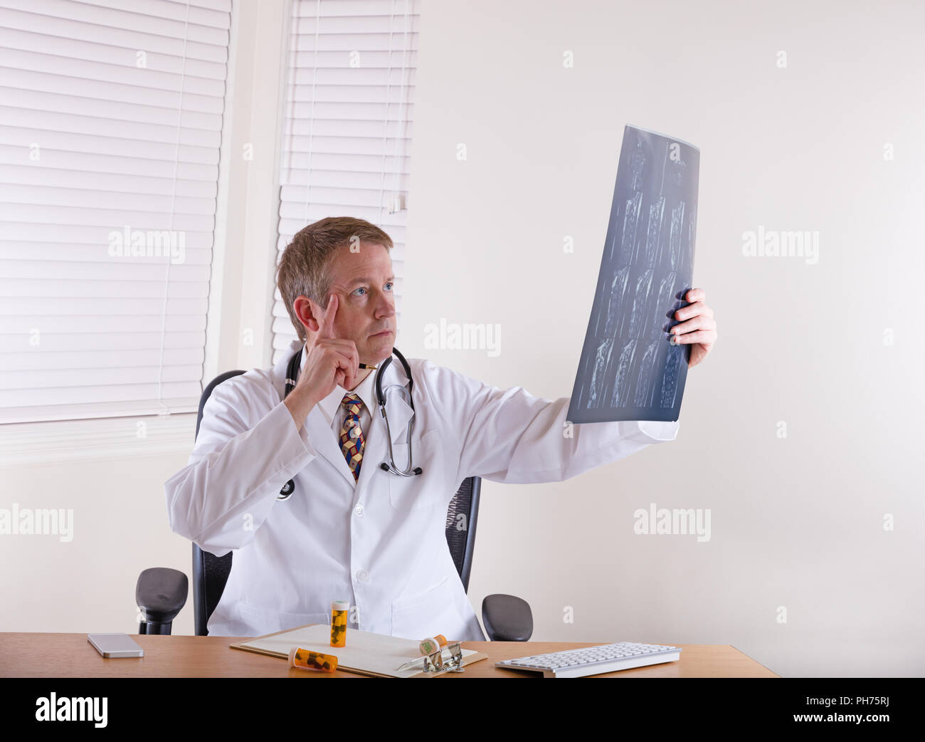 Doctor with chart hi-res stock photography and images - Alamy