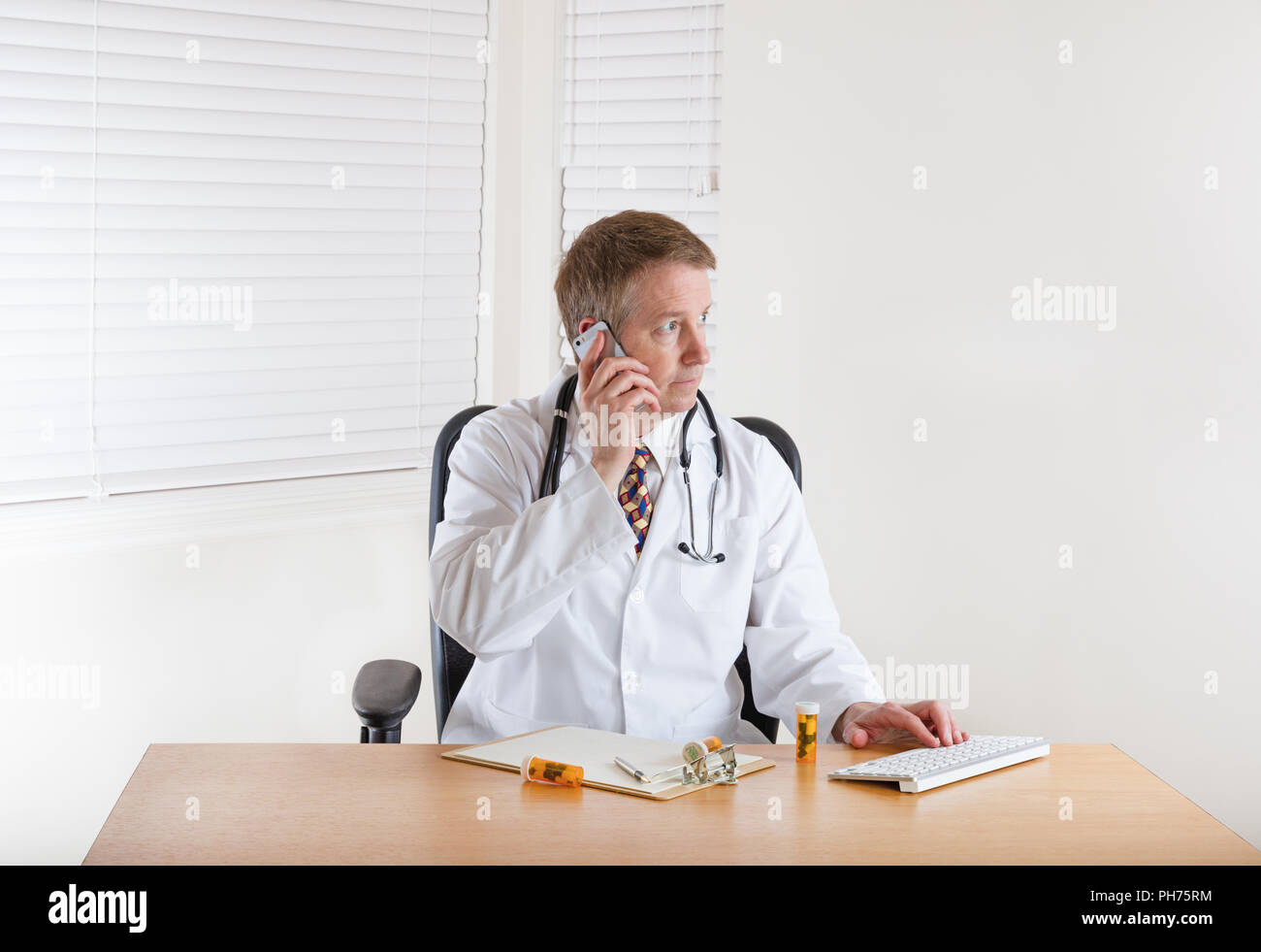 Doctor working hi-res stock photography and images - Alamy
