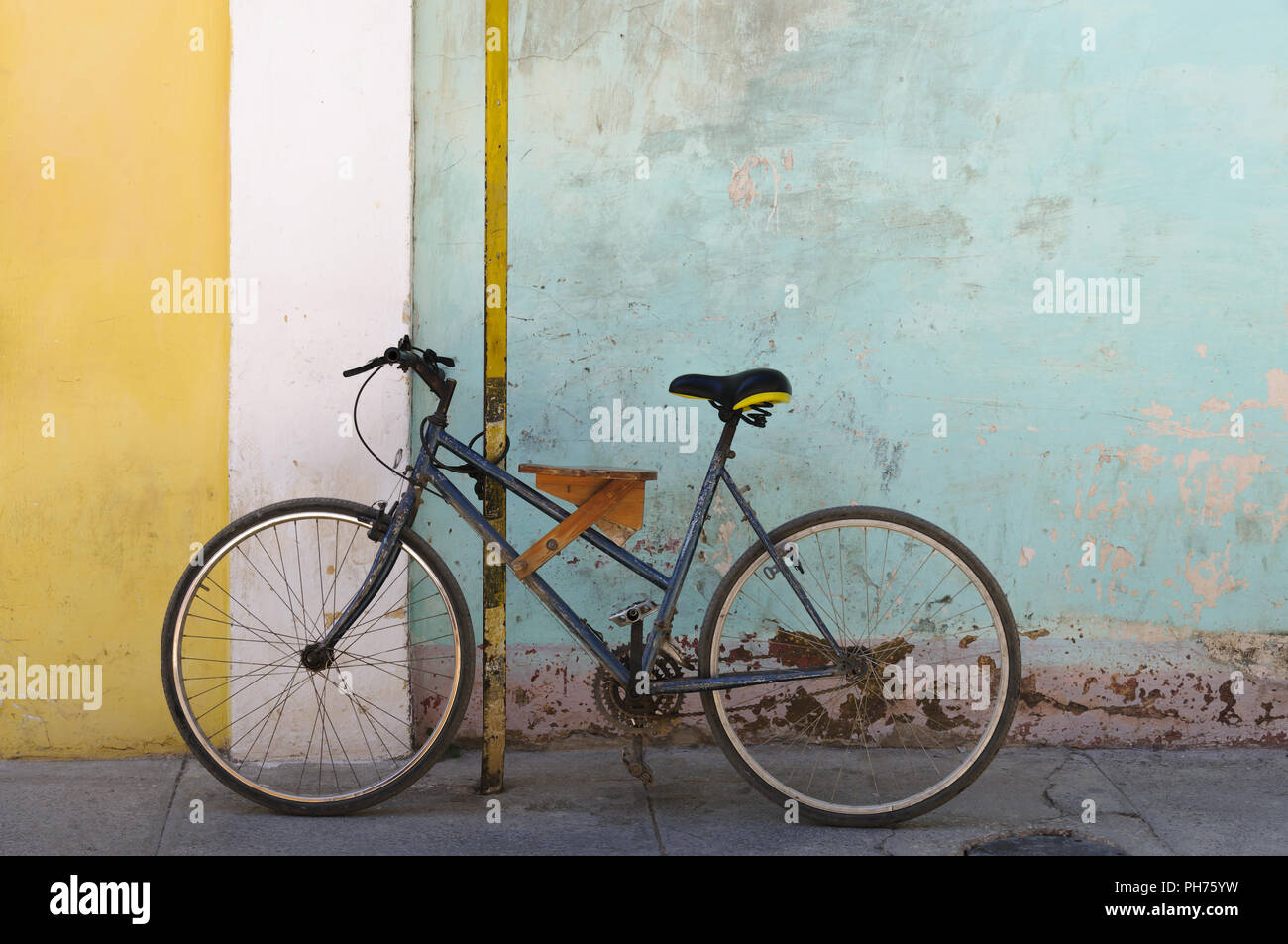 Cycle in front of house hi-res stock photography and images - Alamy