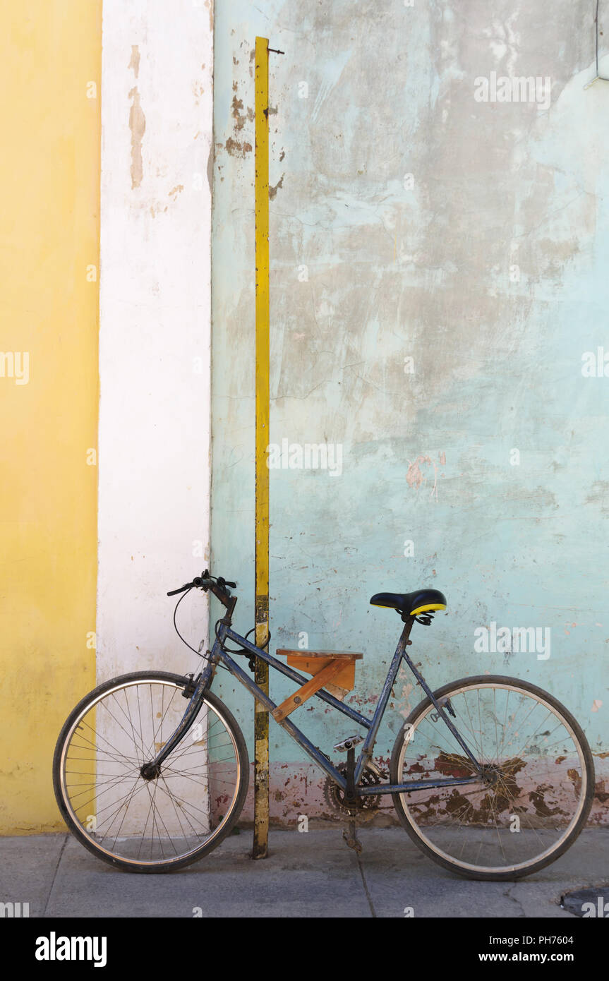 Cycle in front of house hi-res stock photography and images - Alamy