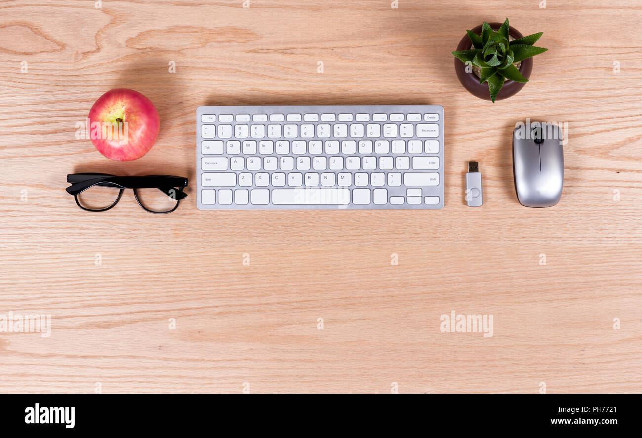 Overhead office desk hi-res stock photography and images - Alamy