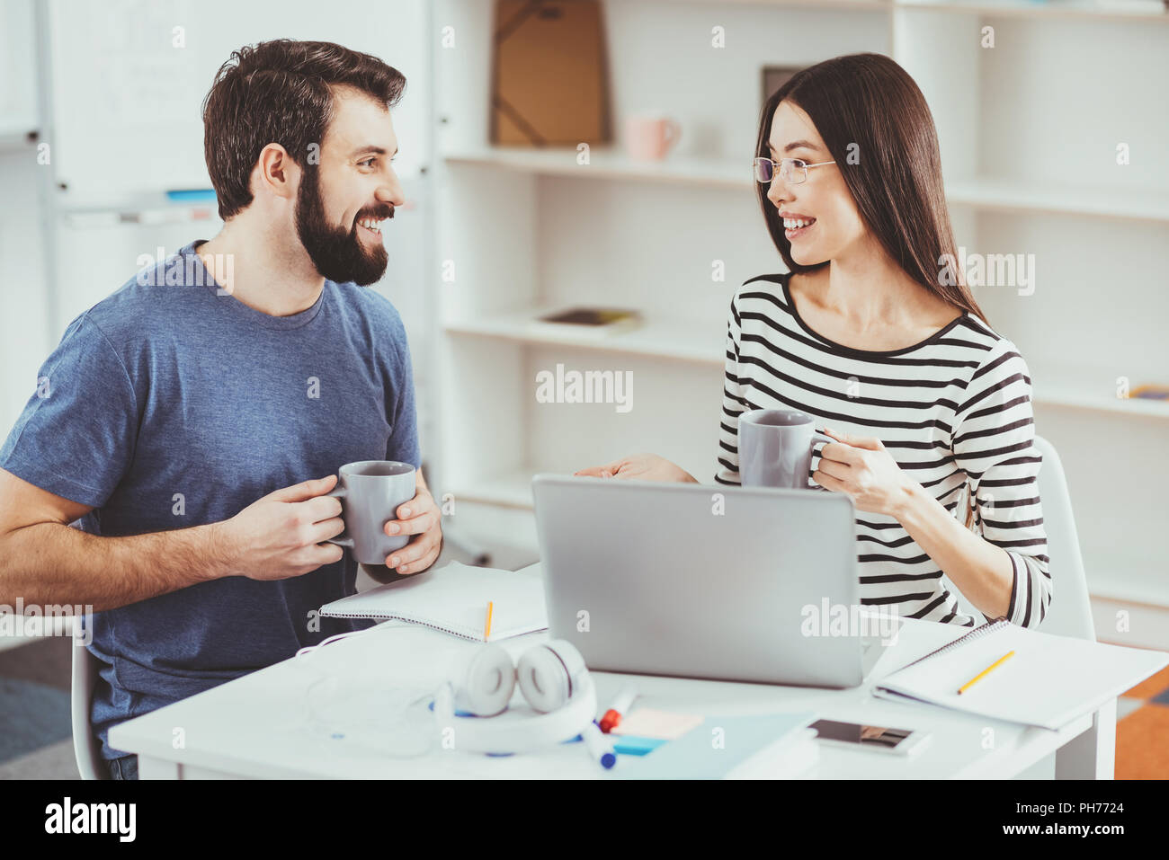 Colleagues having tea hi-res stock photography and images - Alamy