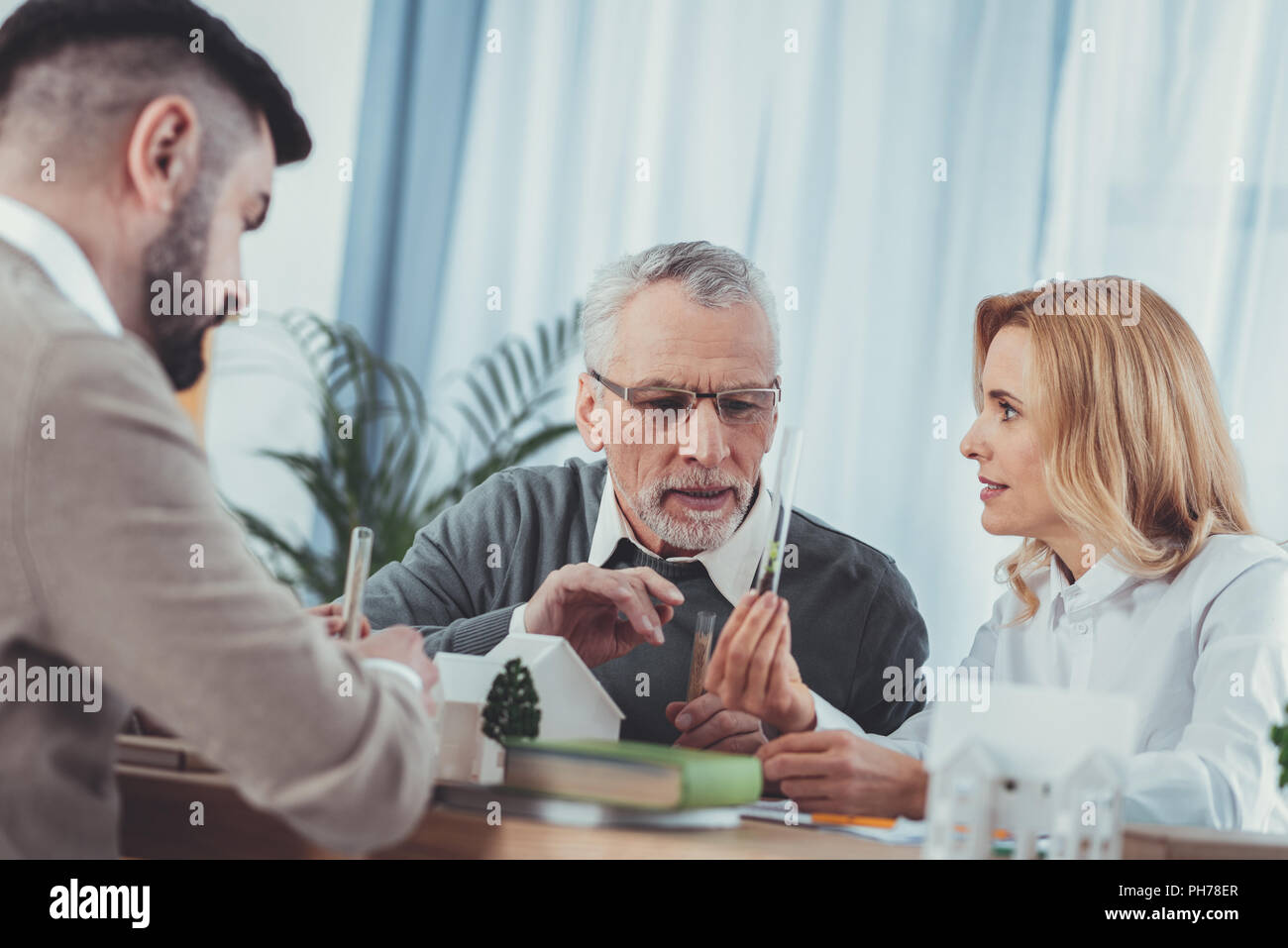 Man proposing woman work hi-res stock photography and images - Alamy
