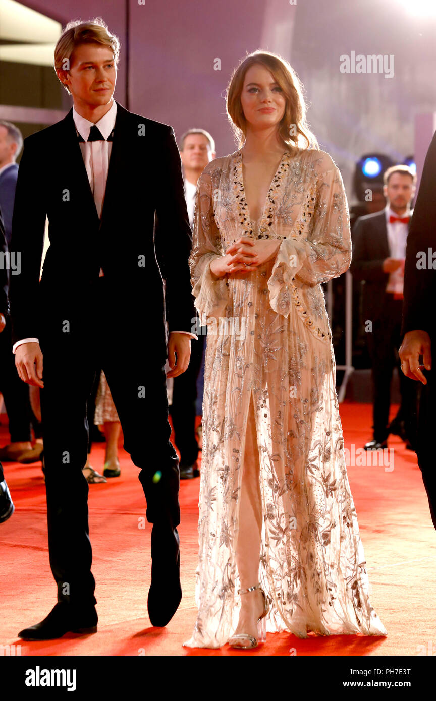 Joe alwyn and emma stone hi-res stock photography and images - Alamy