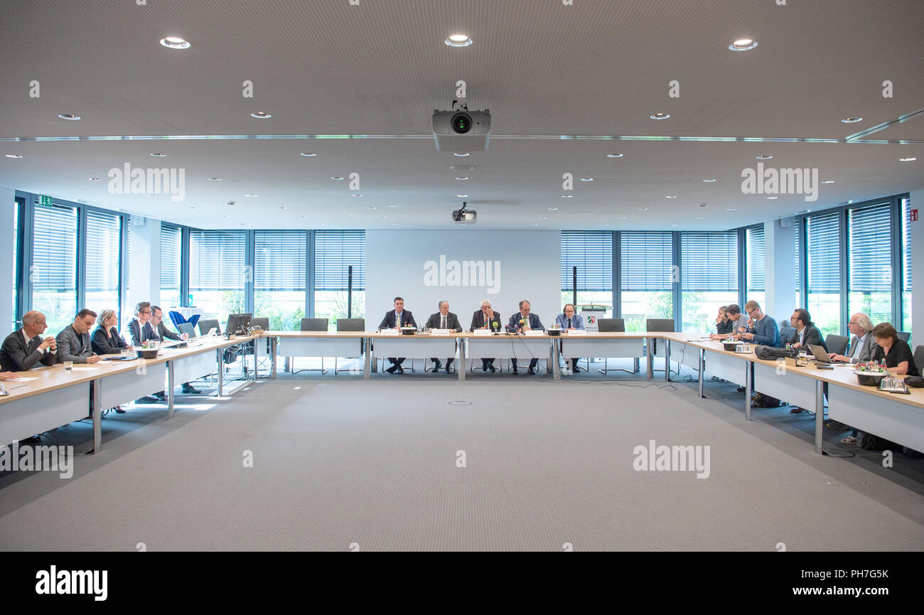 31 August 2018, Germany, Duesseldorf: Ekkehard Zimmer (back, l-r ...