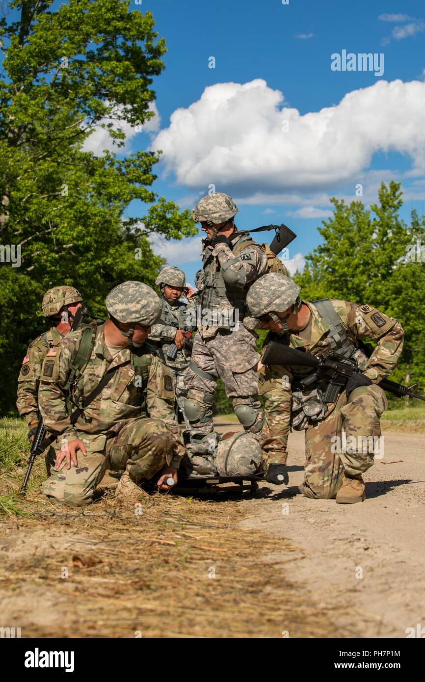 U.S. Army Reserve Soldiers with 335th Signal Command (Theater) based in ...