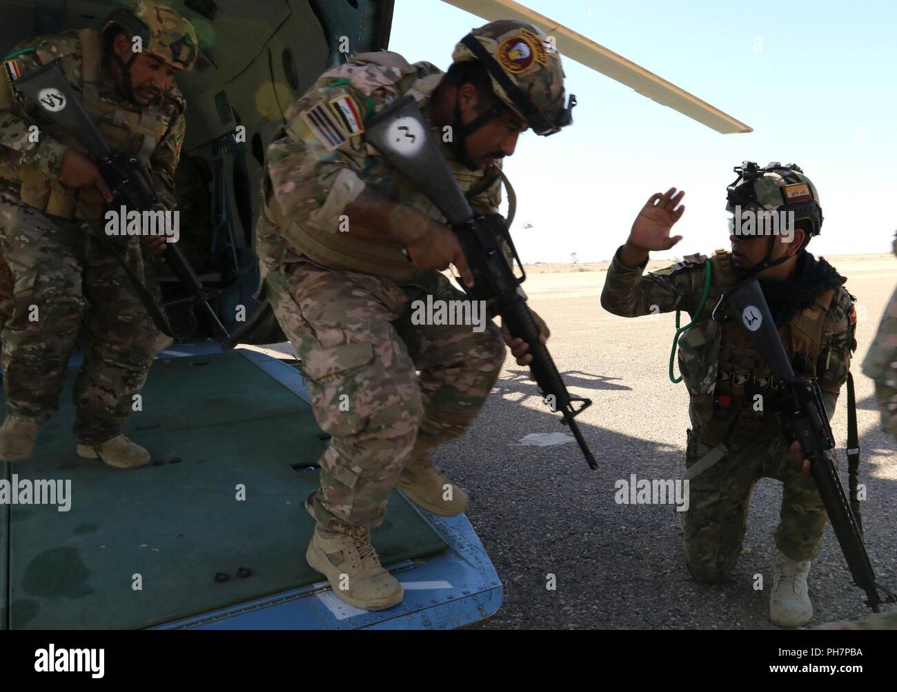 Anbar Operations Center Commandos dismount from an aircraft during ...