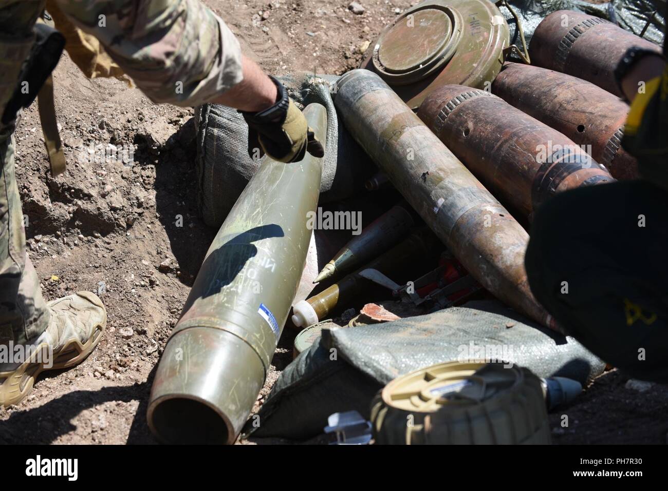 Explosive ordinance disposal eod team hi-res stock photography and ...