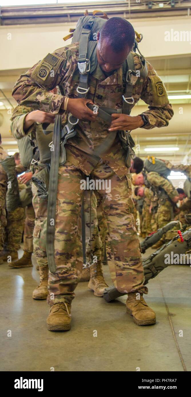 Mc6 parachute hi-res stock photography and images - Alamy