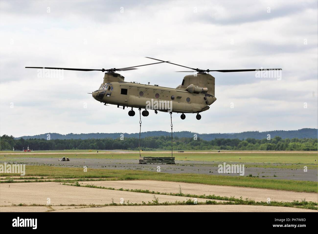 An aircrew of a Chinook helicopter picks up a mock ammunition pallet ...