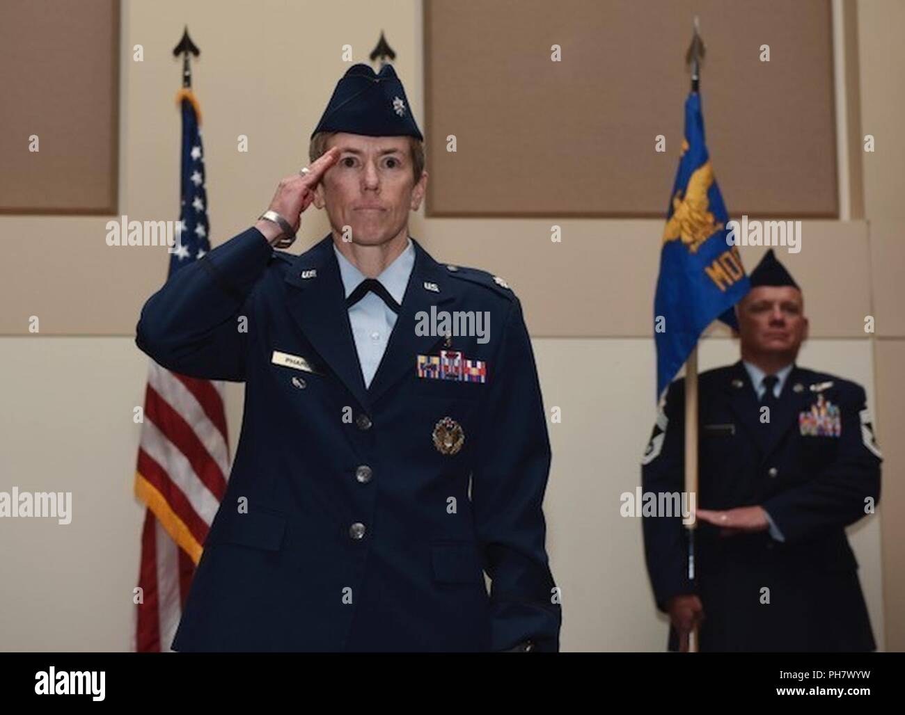 Serviceman render salutes hi-res stock photography and images - Alamy