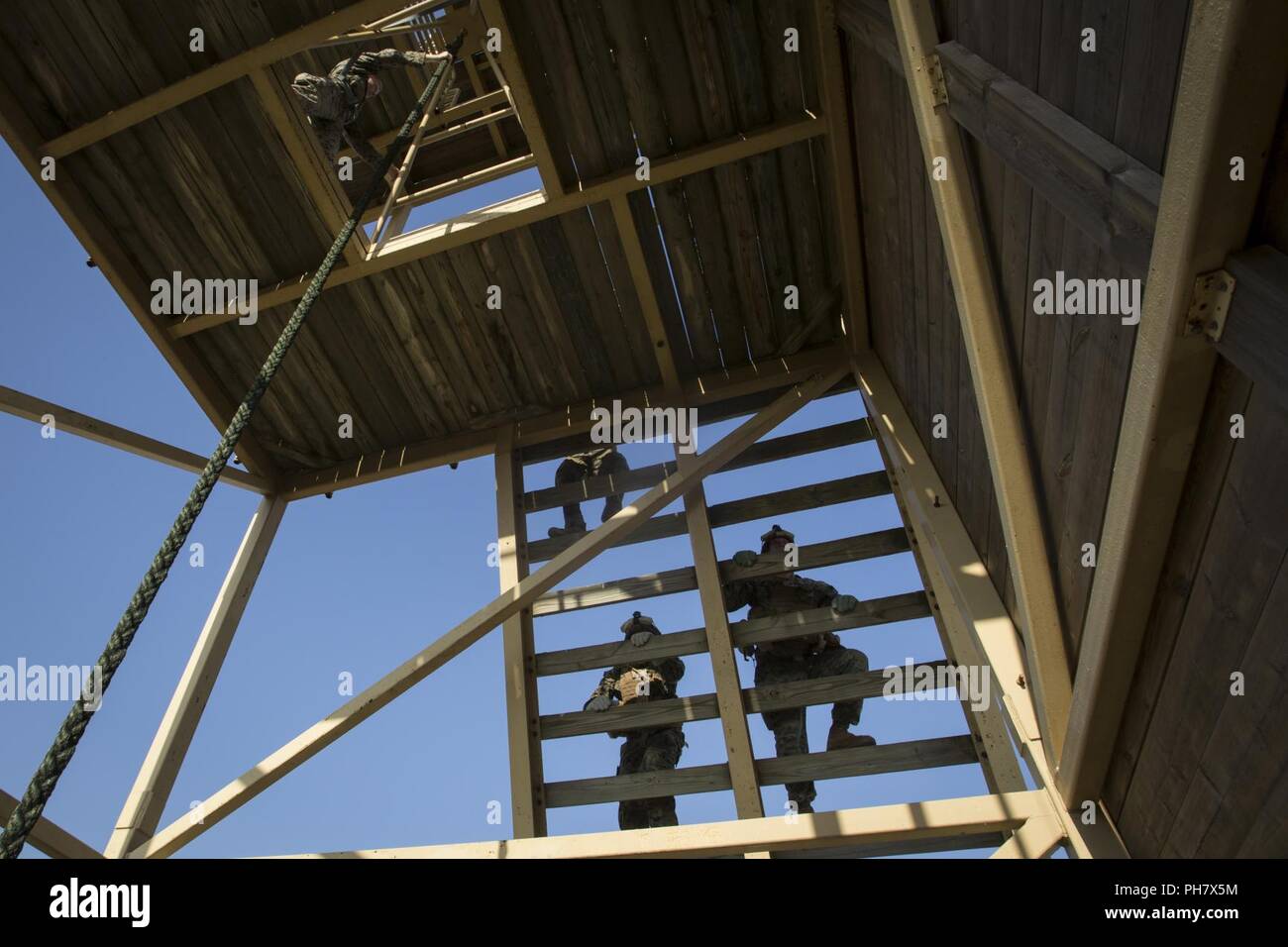 Fast rope from an osprey hi-res stock photography and images - Alamy