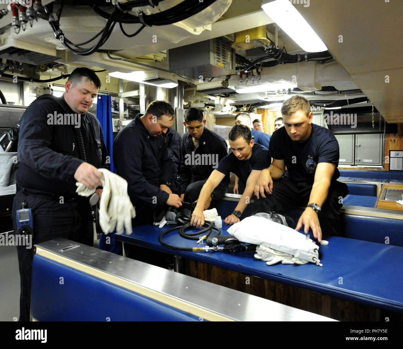 Us navy nuclear submarine underwater hi-res stock photography and ...