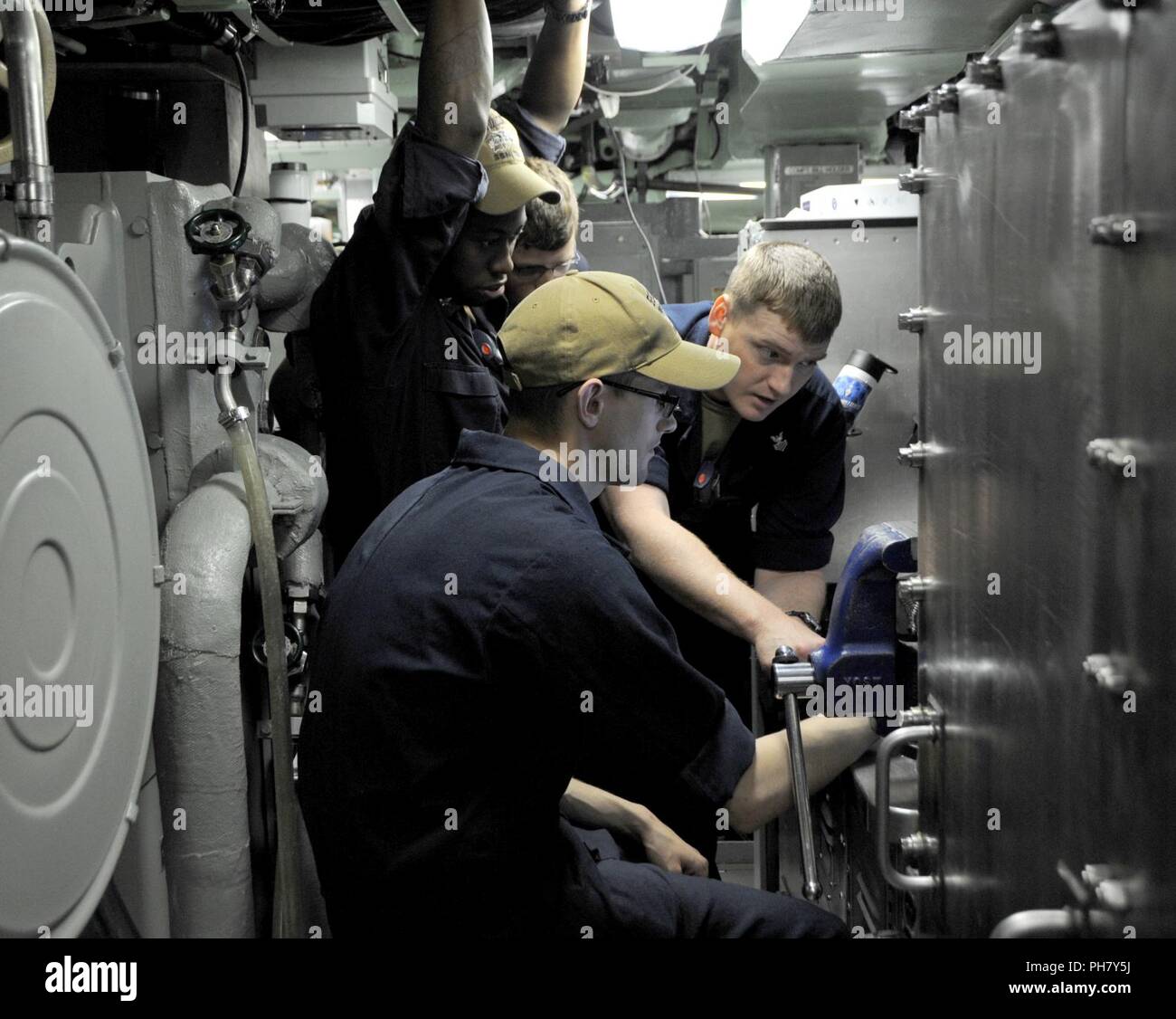 Us navy nuclear submarine underwater hi-res stock photography and ...